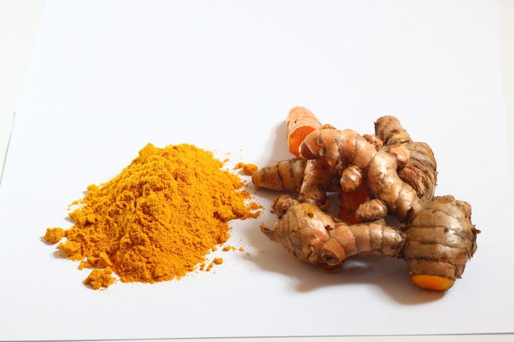 Curcuma sec, une épice savoureuse et une plante médicinale redoutable